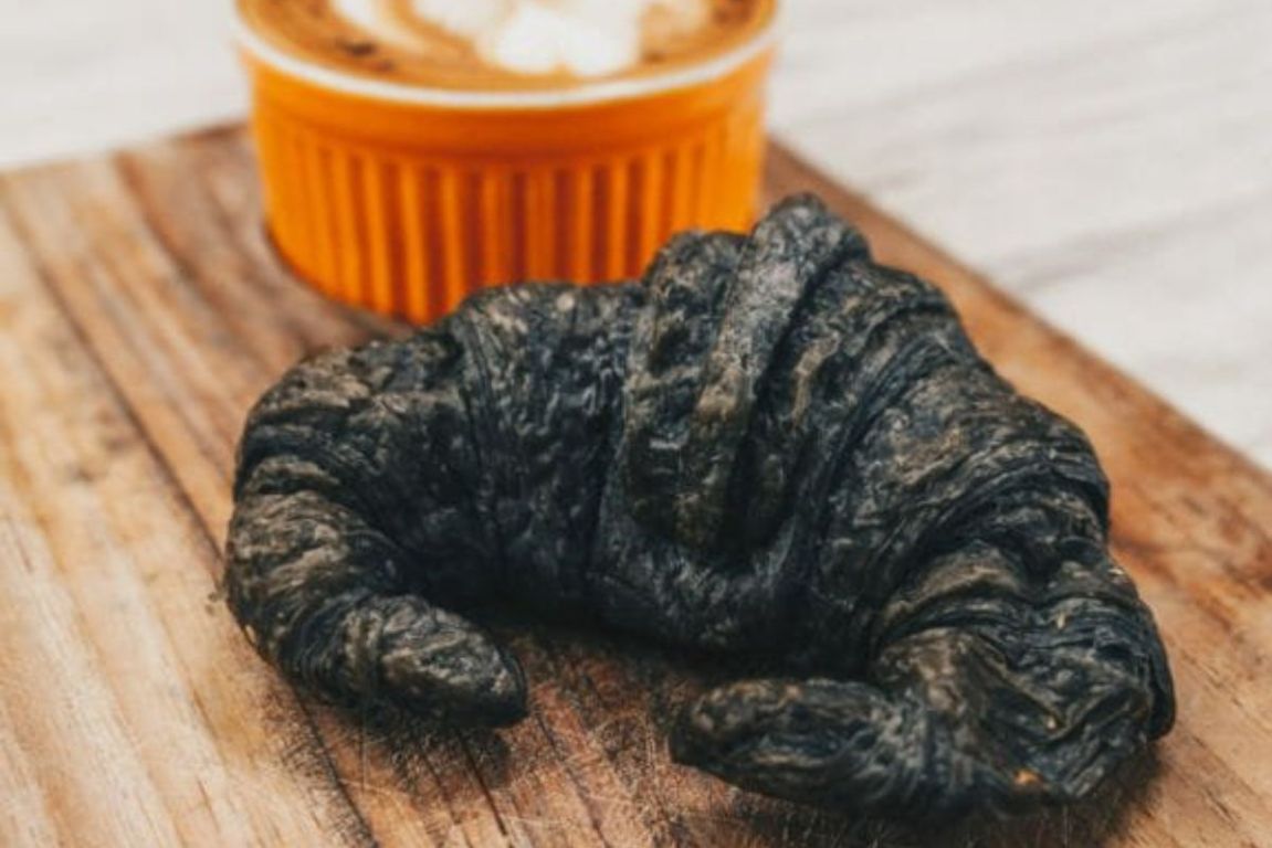 Scopri il cornetto al carbone vegetale - Dolce Torino